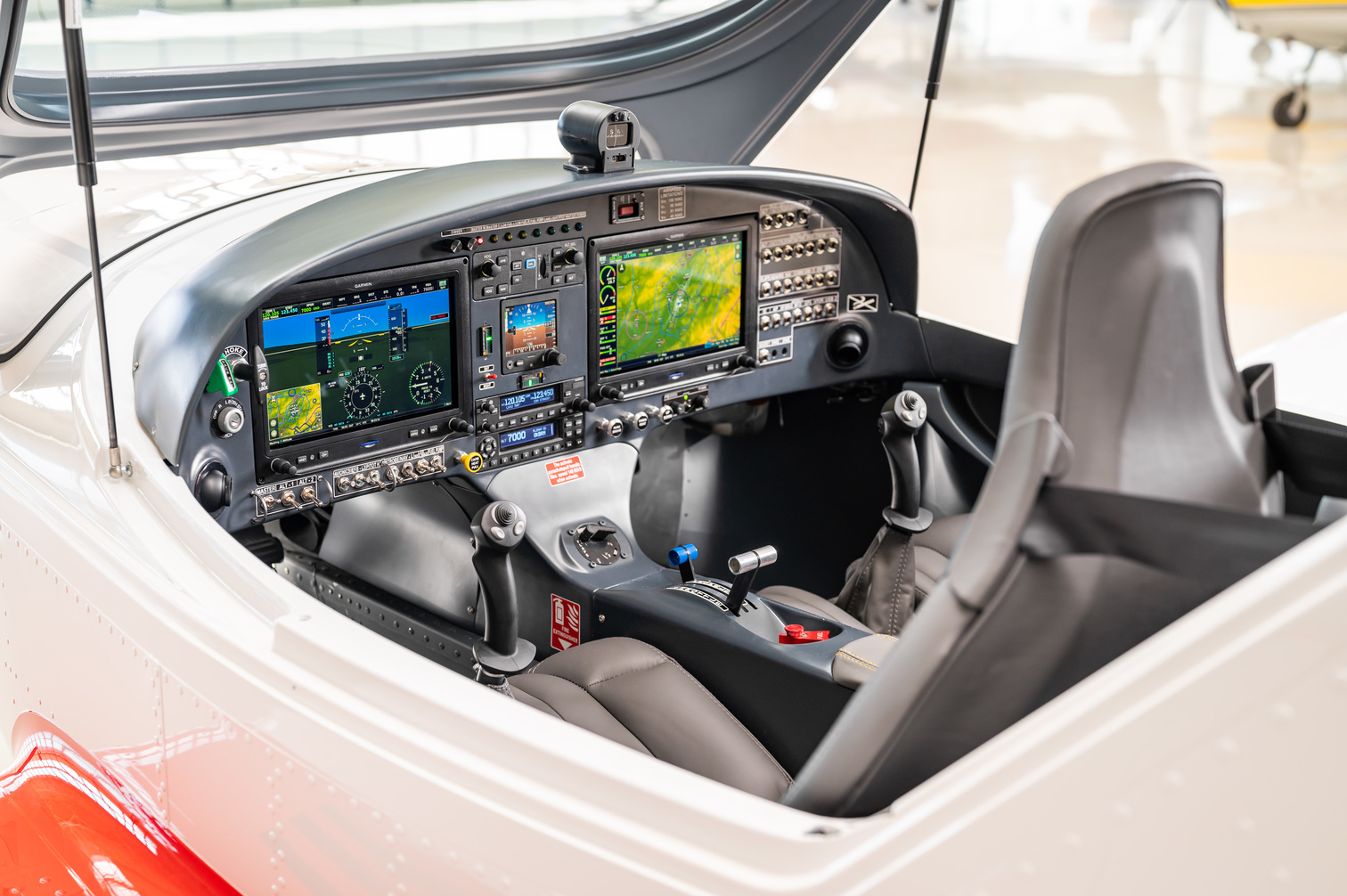 B23 - Avion certifié CS-23 avec parachute 750 Kg - Aerotrophy